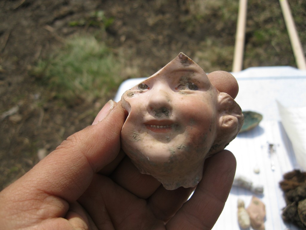 Broken ceramic doll (FjPj-112) – Edmonton City as Museum Project ECAMP